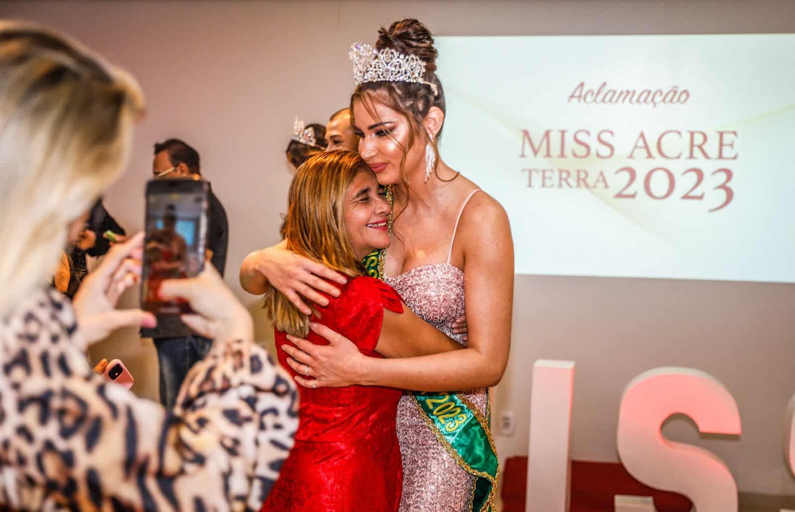 Com 27 anos e 1,79m de altura, bióloga Samara Vanziler é aclamada nova ...