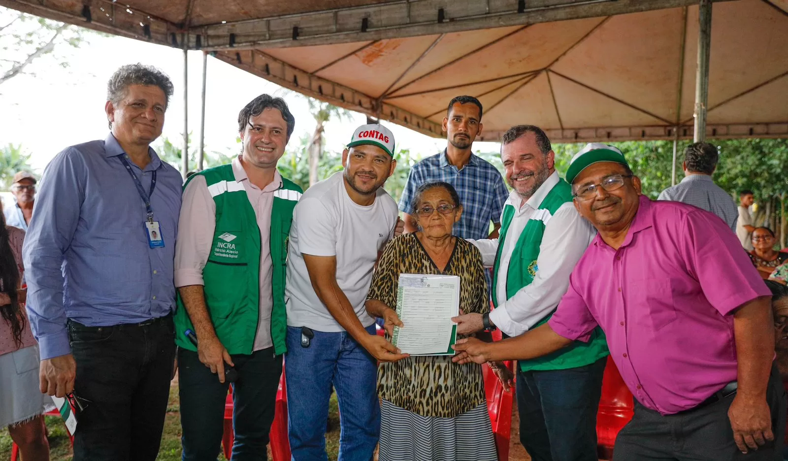 Presidente do Incra entrega títulos de propriedade para moradores do assentamento Pirã de Rá ...