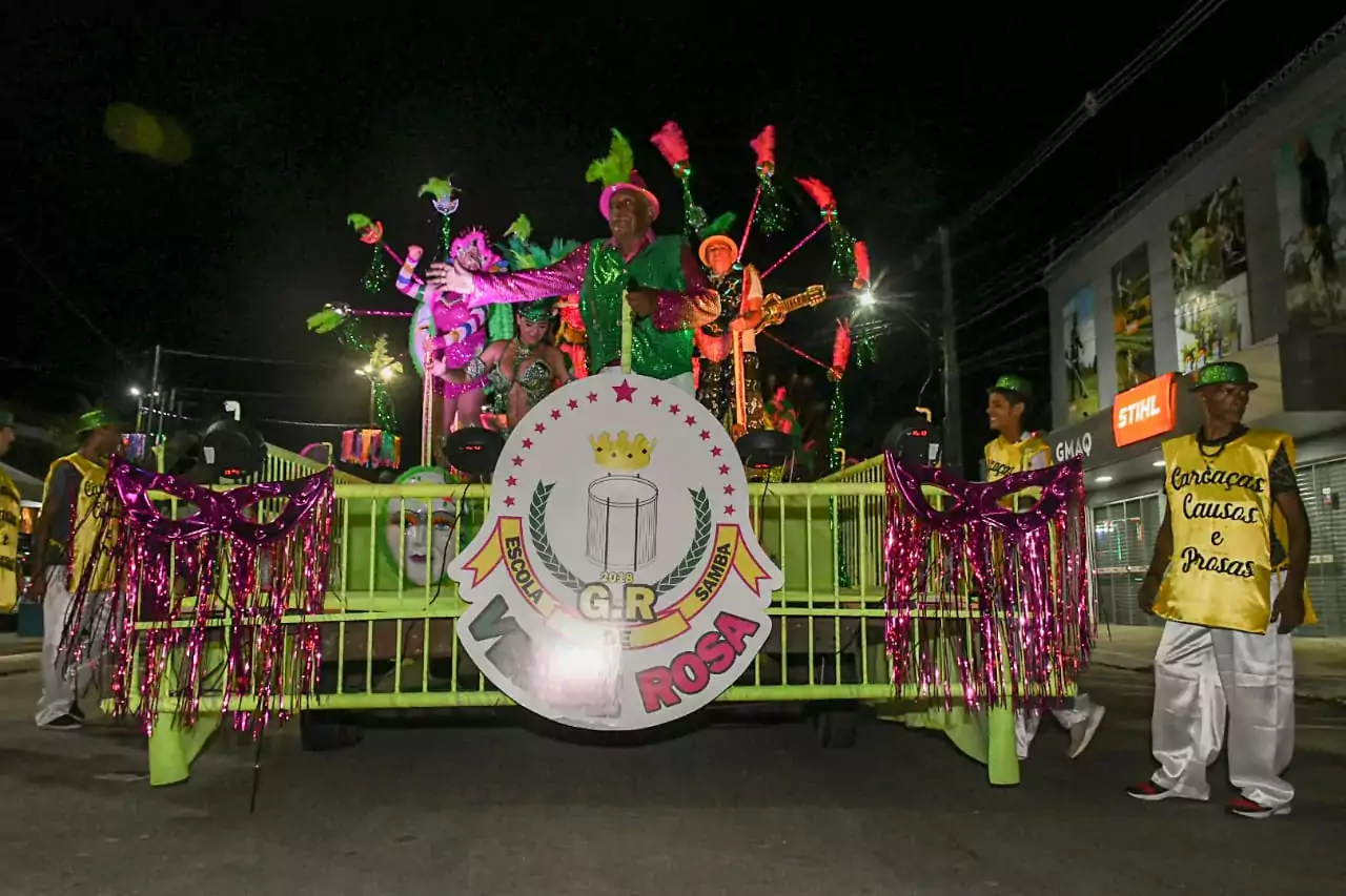Após 10 anos, escola de samba Verde e Rosa volta à avenida em Cruzeiro ...