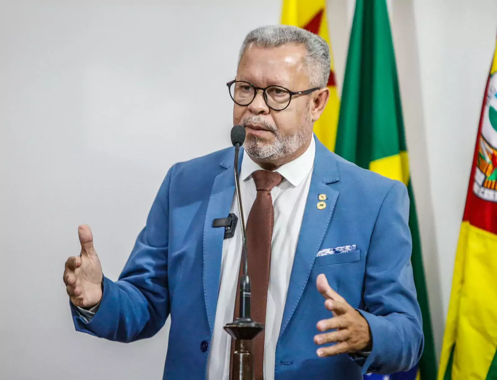 Deputado Afonso Fernandes condena demora na construção de abrigos em ...