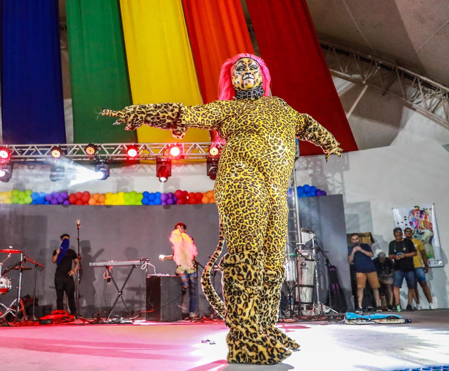 Drag queens brilham com performances na Concha Acústica | ac24horas ...