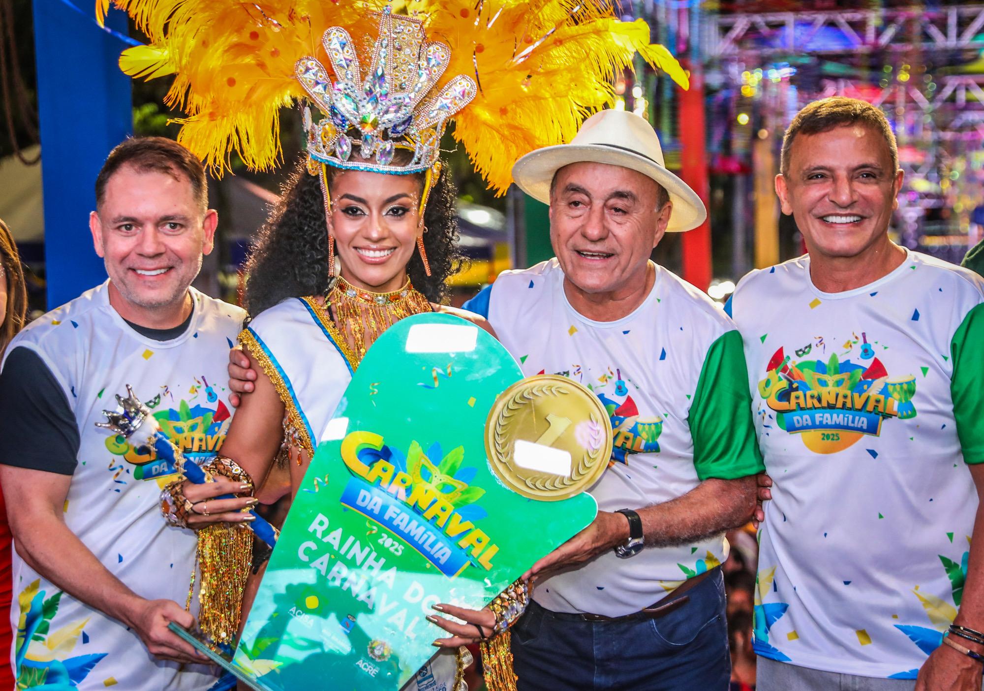 Erica Oliveira, do Unidos do Fuxico, é eleita Rainha do Carnaval da Família, em Rio Branco ...