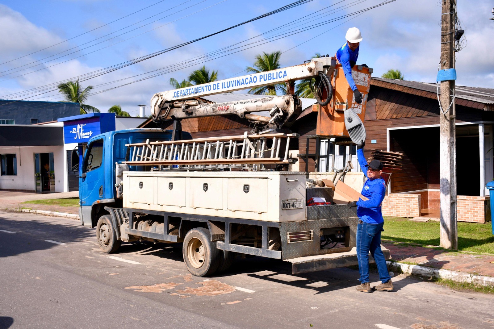 Prefeitura inicia reparo e troca de lâmpadas em Mâncio Lima