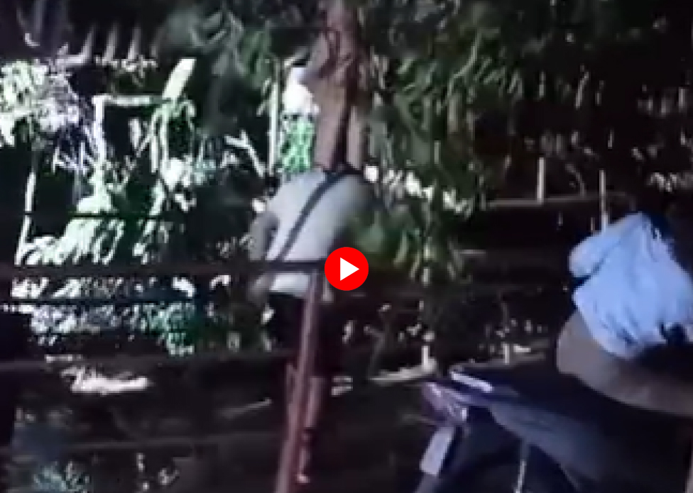 Balsa desce rio Juruá desgovernada com carros e pessoas em cima | ac24horas | Notícias do Acre