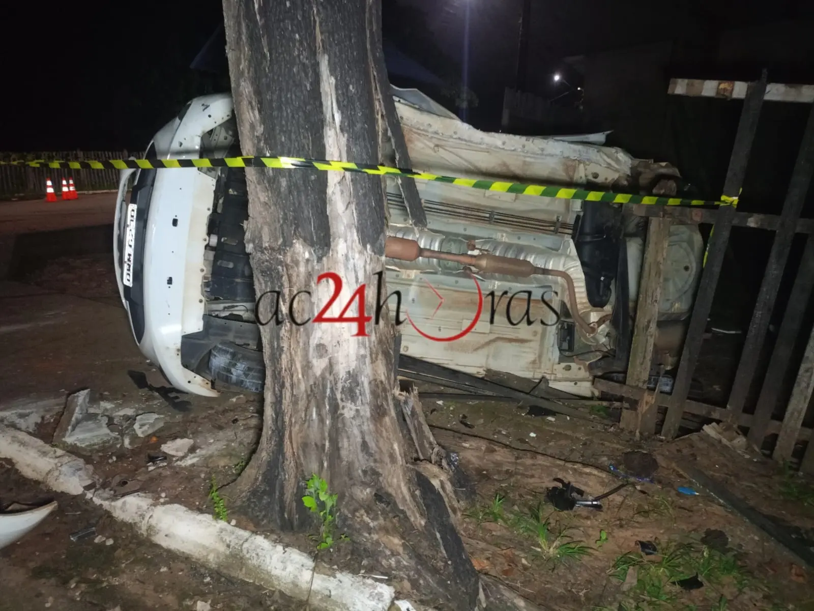Motorista capota carro e colide contra árvore na Estrada do Calafate ...
