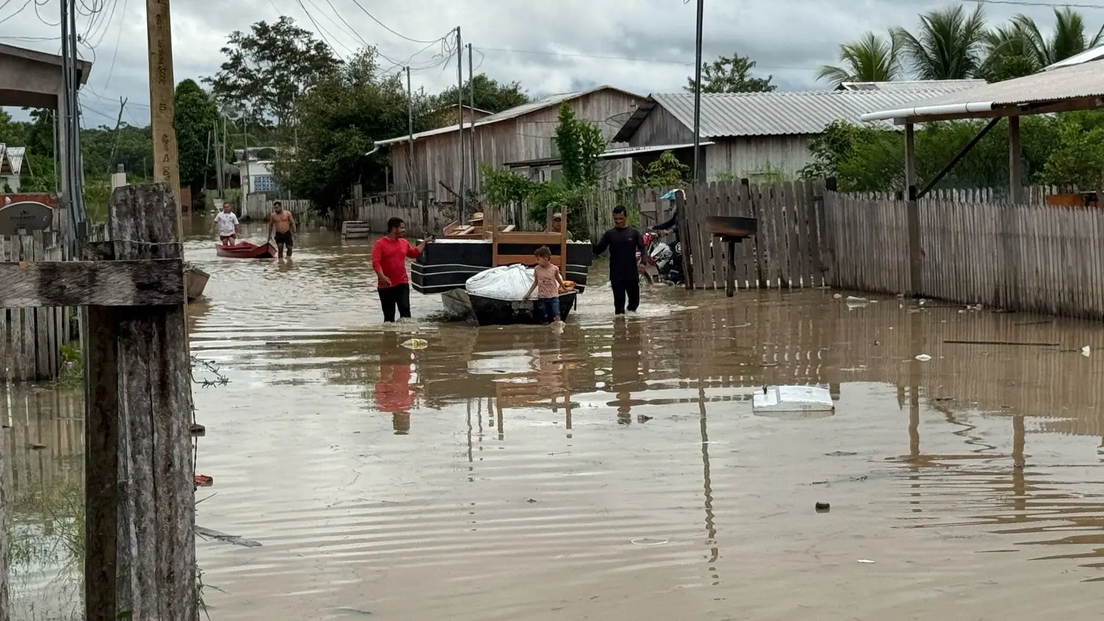 Rios transbordam, alagam casas e levam famílias para abrigos em Feijó e ...