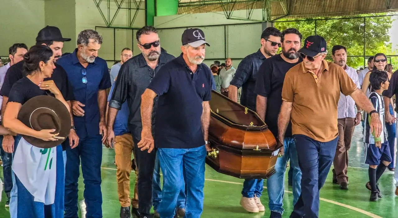 Sob forte chuva, cortejo de Betão deixa o Sesc e segue para ...
